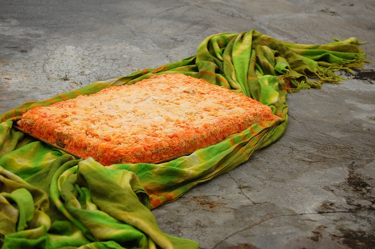 Asal-usul Oncom: Limbah Ampas Tahu yang Jadi Kuliner Khas Sunda - Soeat